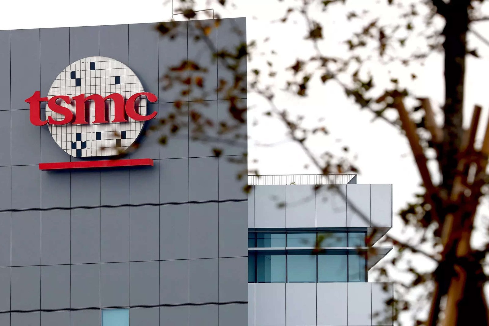 TSMC says can make next generation chips without ASML's new machine, ET ...